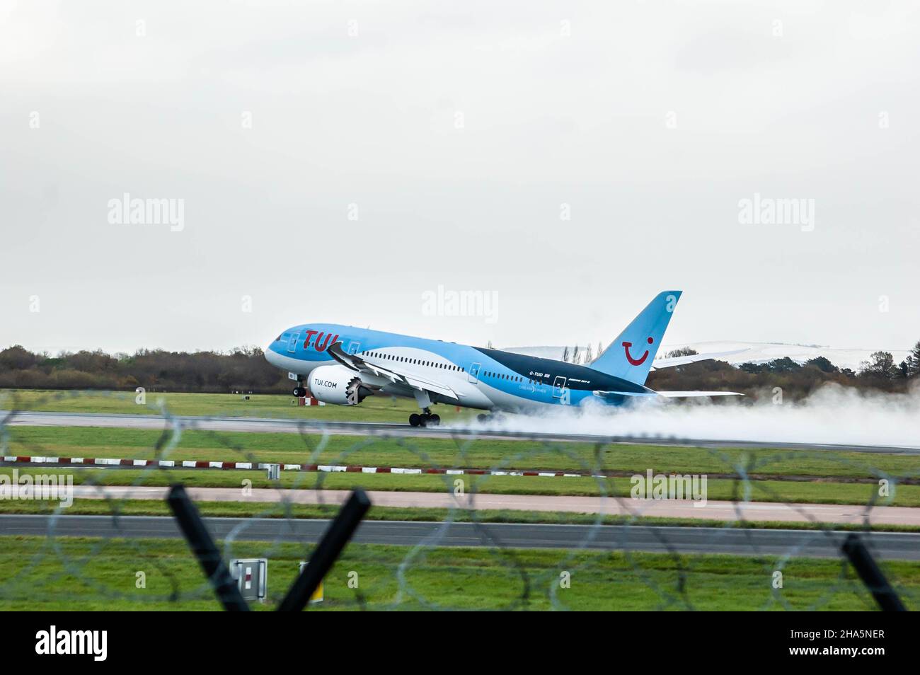 MANCHESTER, ENGLAND- 27 November 2021: TUI Boeing 787-8 Dreamliner ...