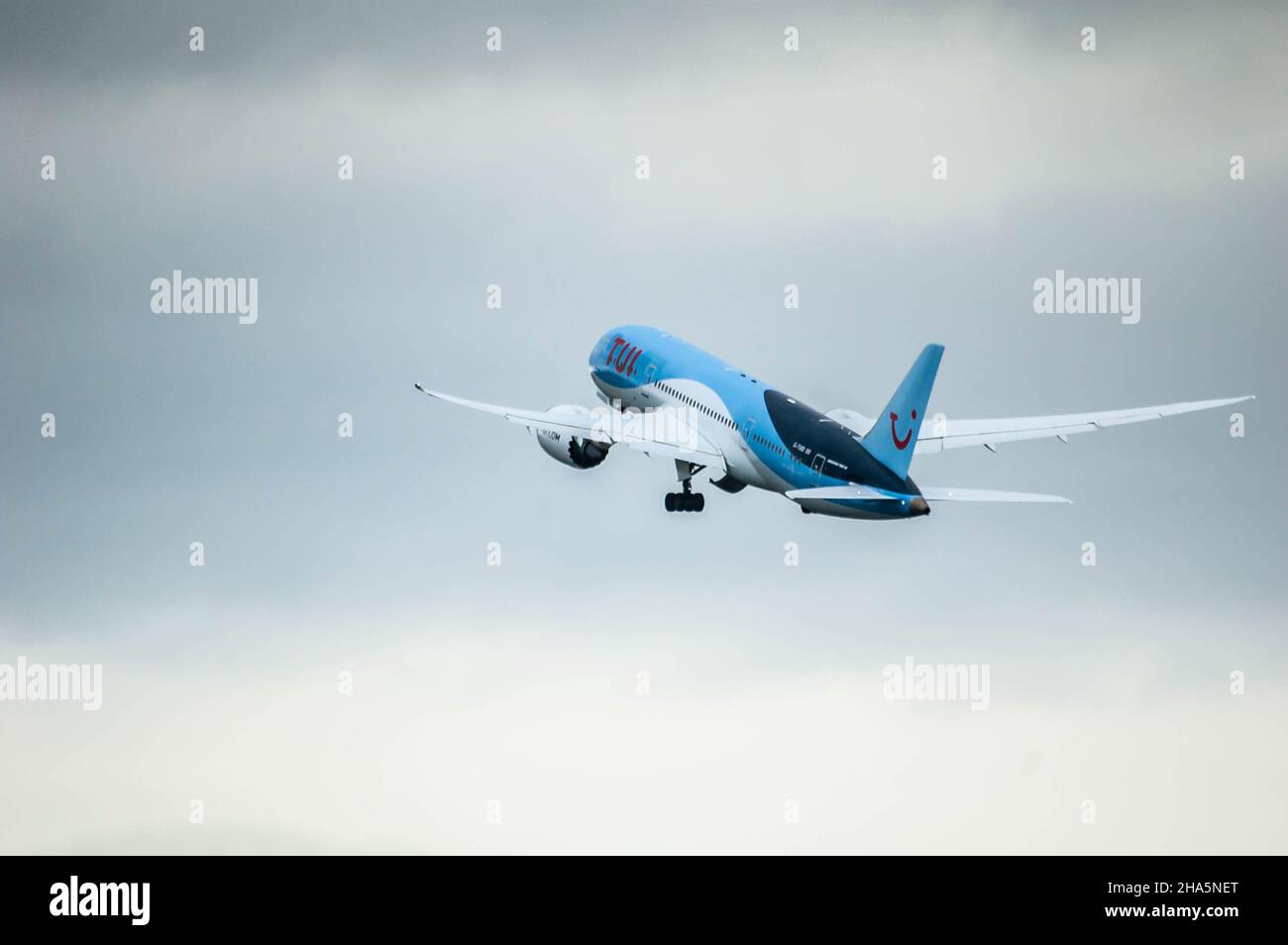 MANCHESTER, ENGLAND- 27 November 2021: TUI Boeing 787-8 Dreamliner ...