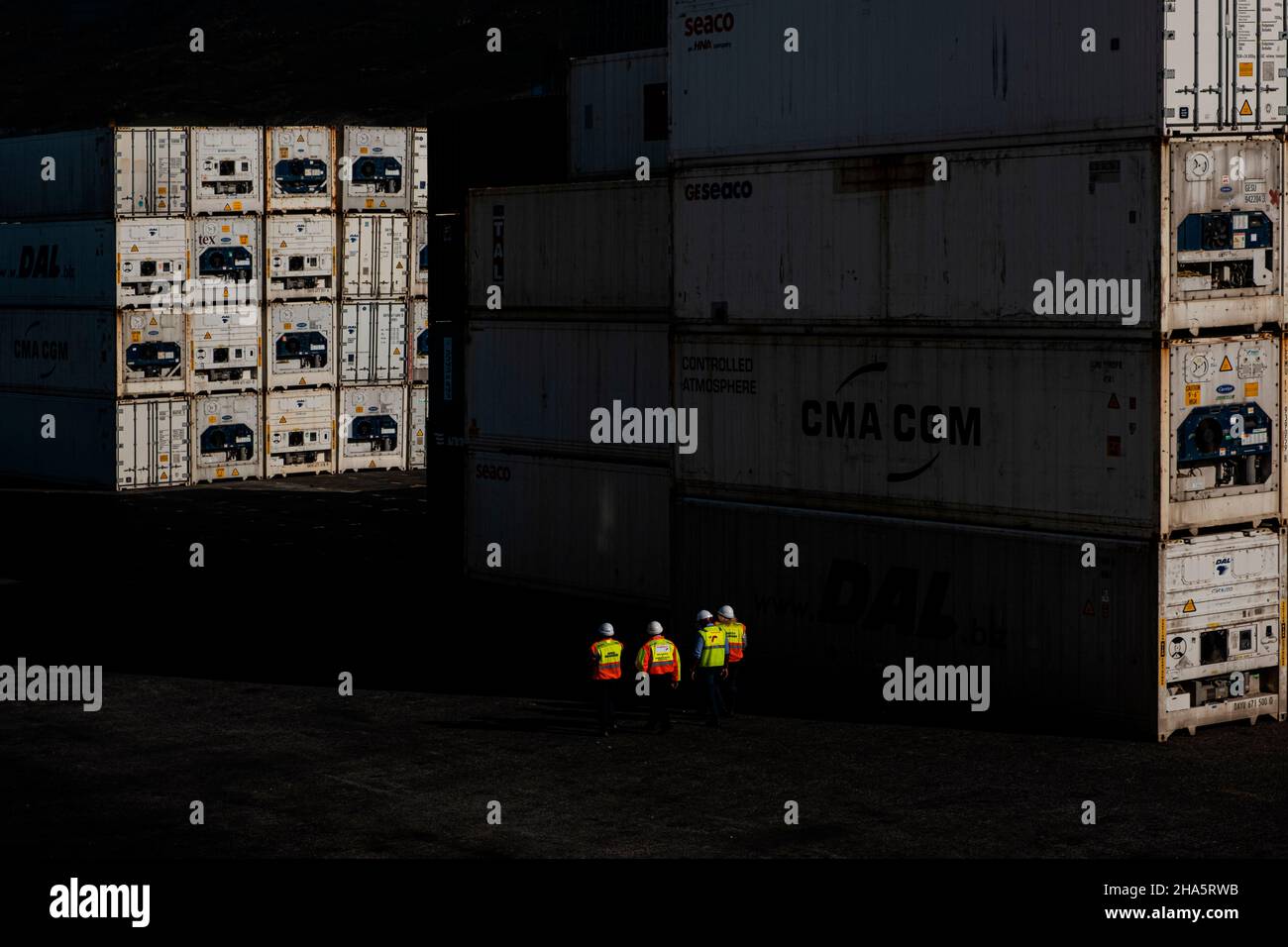 Container port workers hi-res stock photography and images - Alamy