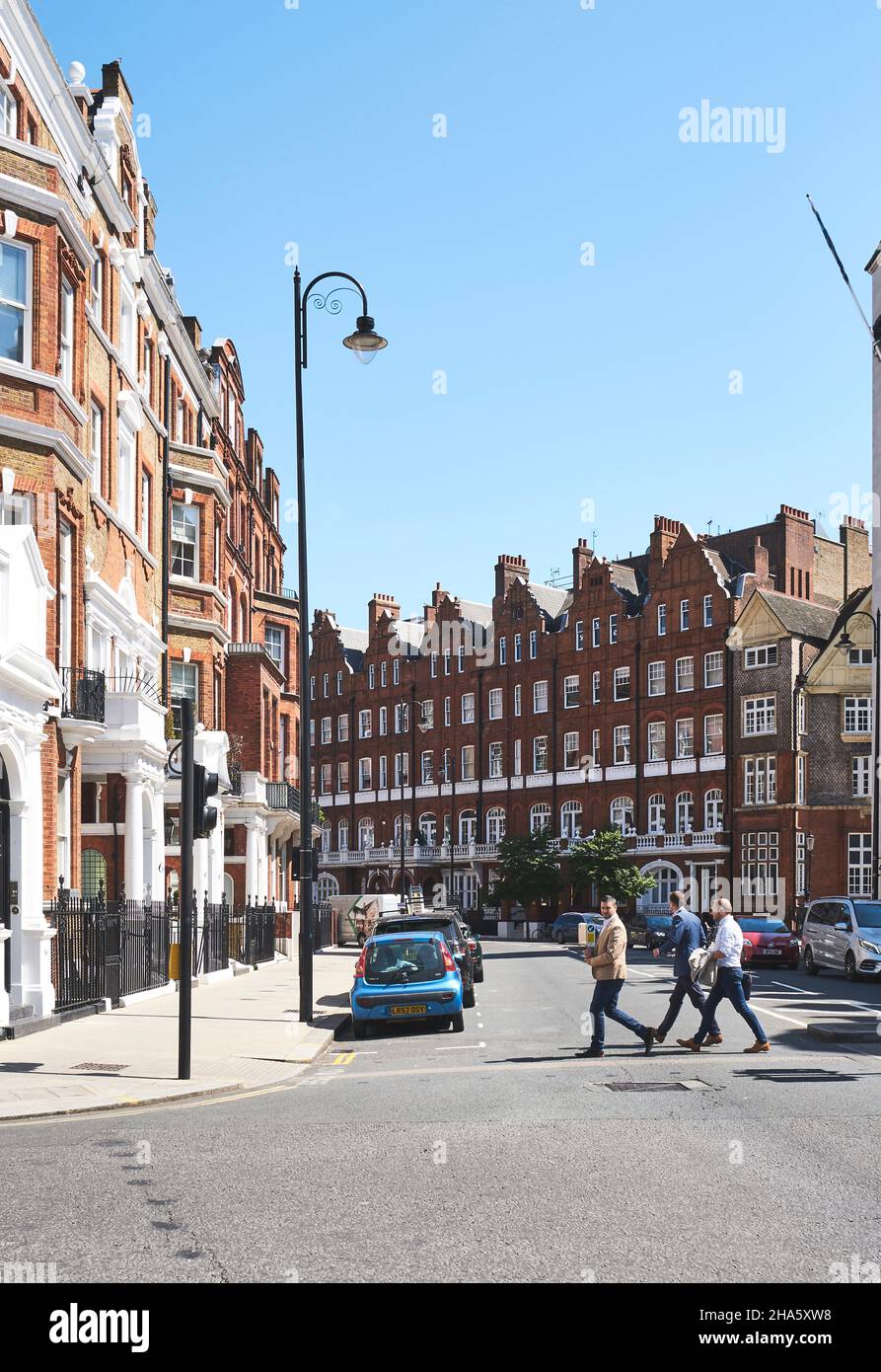 People cross a london street hi-res stock photography and images - Alamy