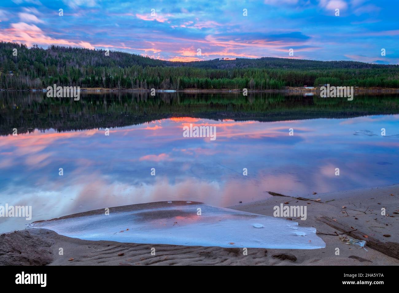 Ice at river hi-res stock photography and images - Alamy