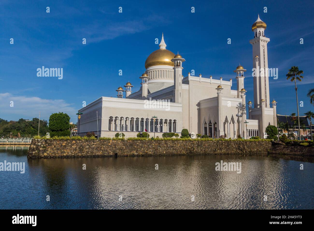 Omar Ali Saifuddien Mosque in Bandar Seri Begawan, capital of Brunei ...