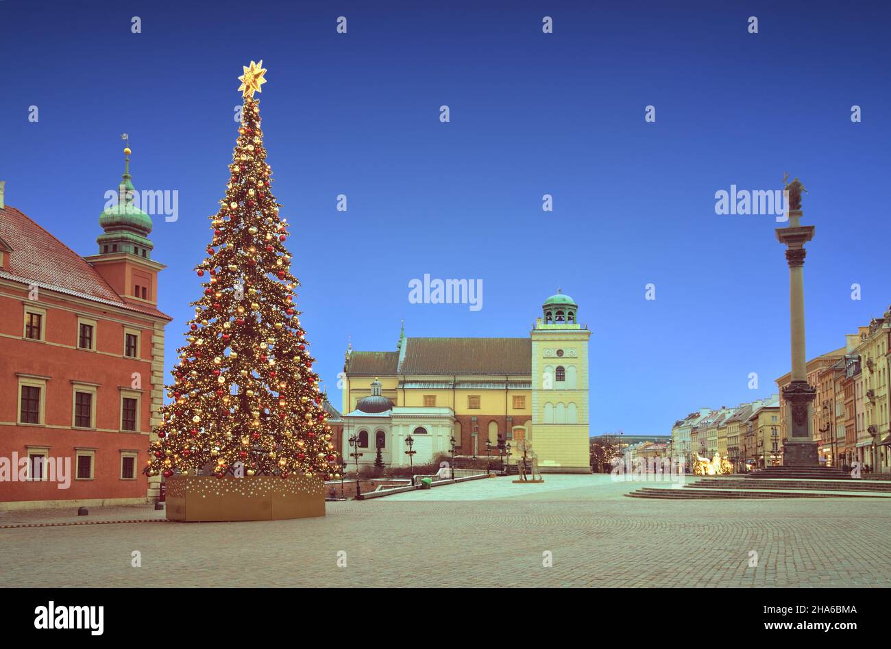 Christmas tree at daybreak in the Castle Square in Warsaw Stock Photo ...