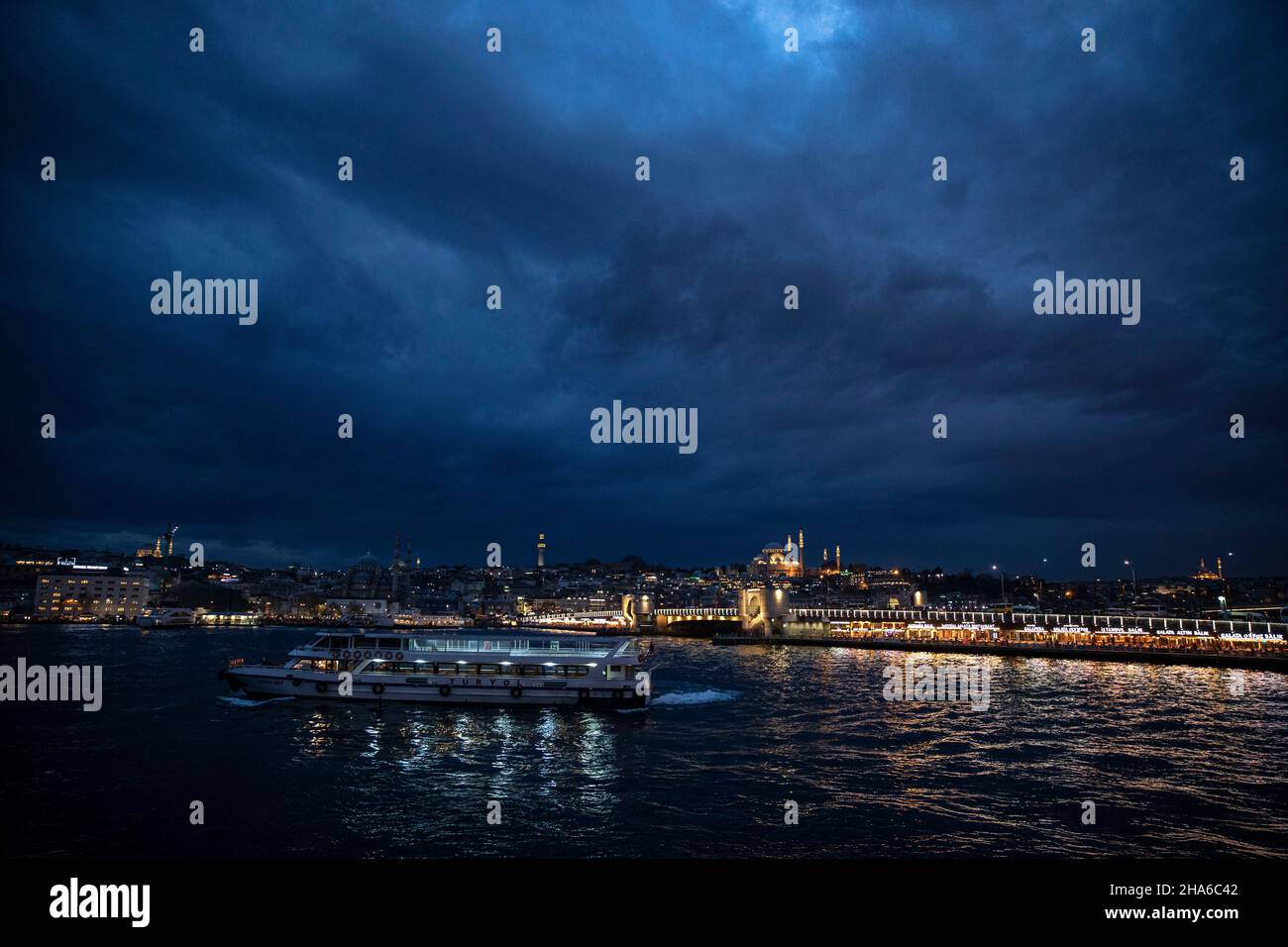Istanbul, Turkey. 10th Dec, 2021. A view of the Galata Bridge and the ...