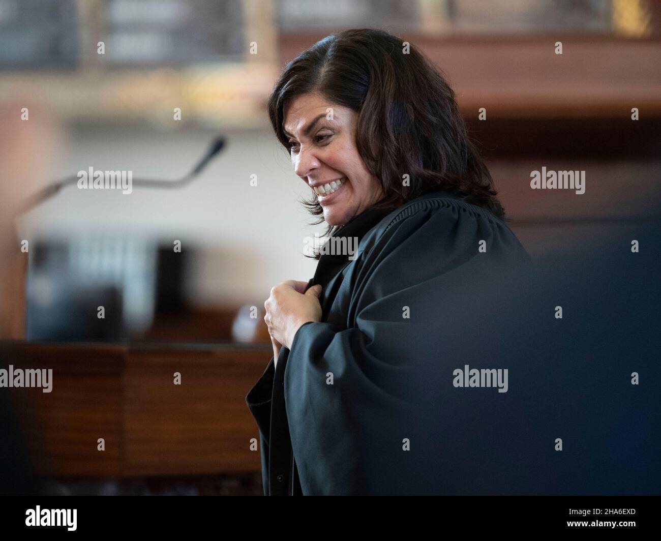 Judges robe hi-res stock photography and images - Alamy