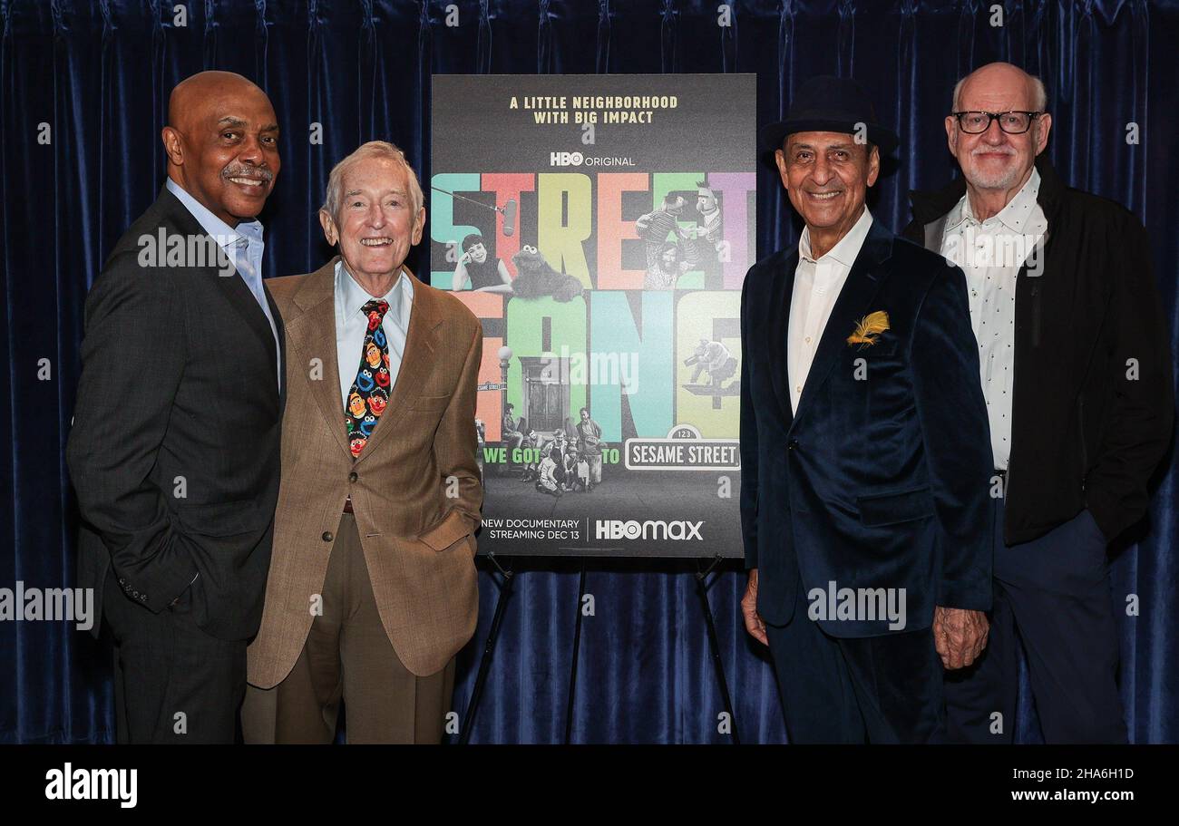 New York, NY, USA. 10th Dec, 2021. Roscoe Orman, Bob McGrath, Emilio ...