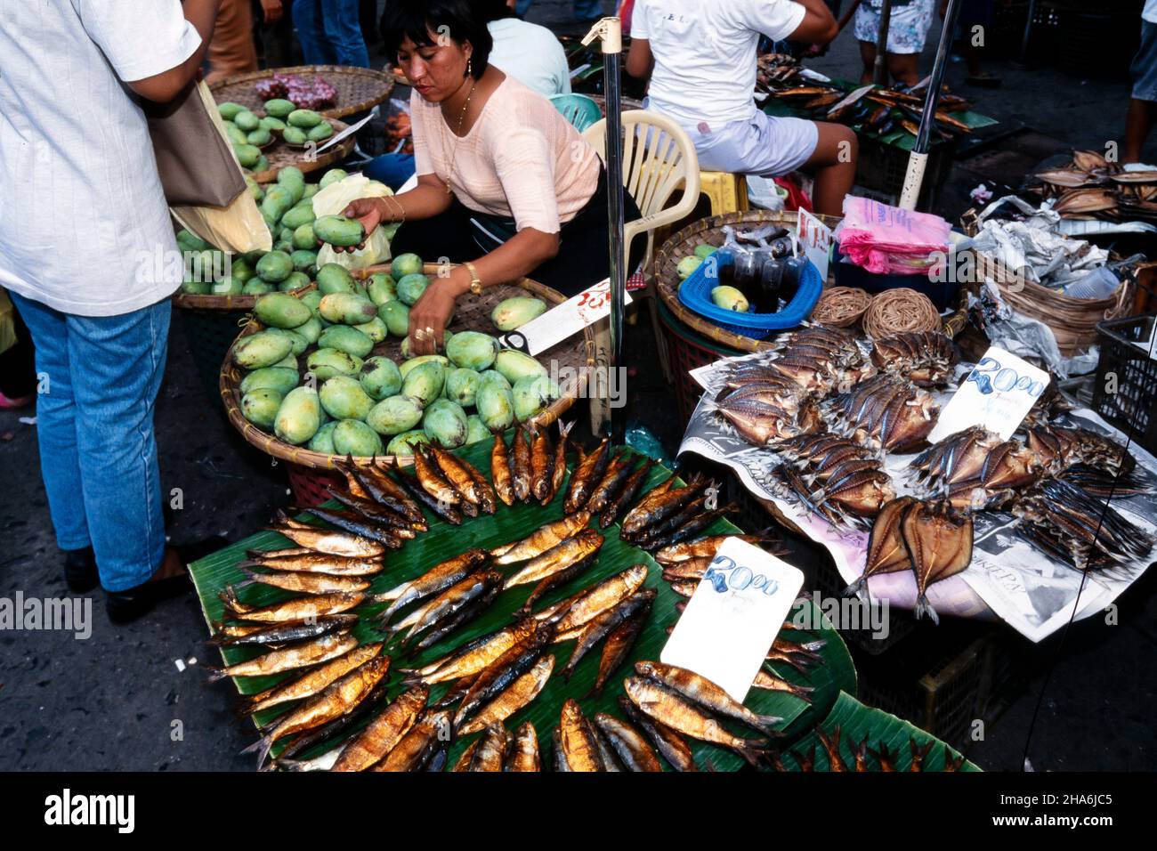 Food market traders and customers, Quiapo, Manila, Philippines Stock ...