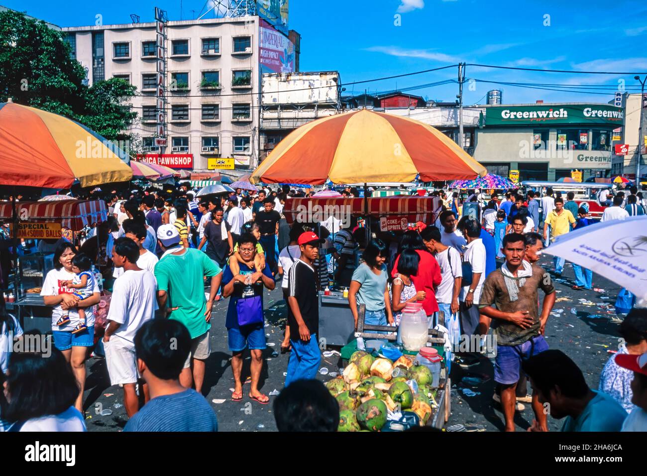 Customers at manila street food stall hi-res stock photography and ...