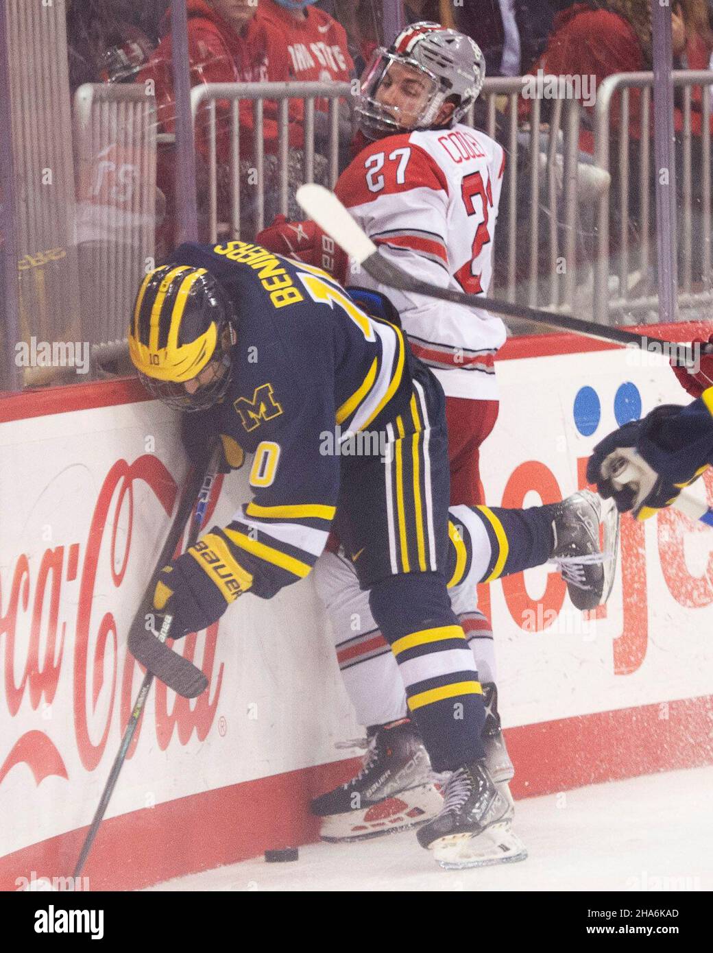 Columbus, Ohio, USA. 10th Dec, 2021. Michigan forward Matty Beniers (10 ...