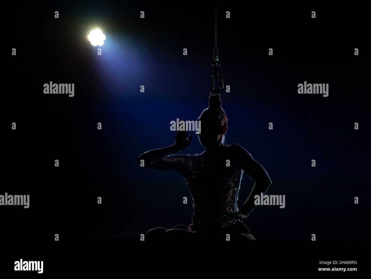 Cirque soleil hair suspension hi-res stock photography and images - Alamy