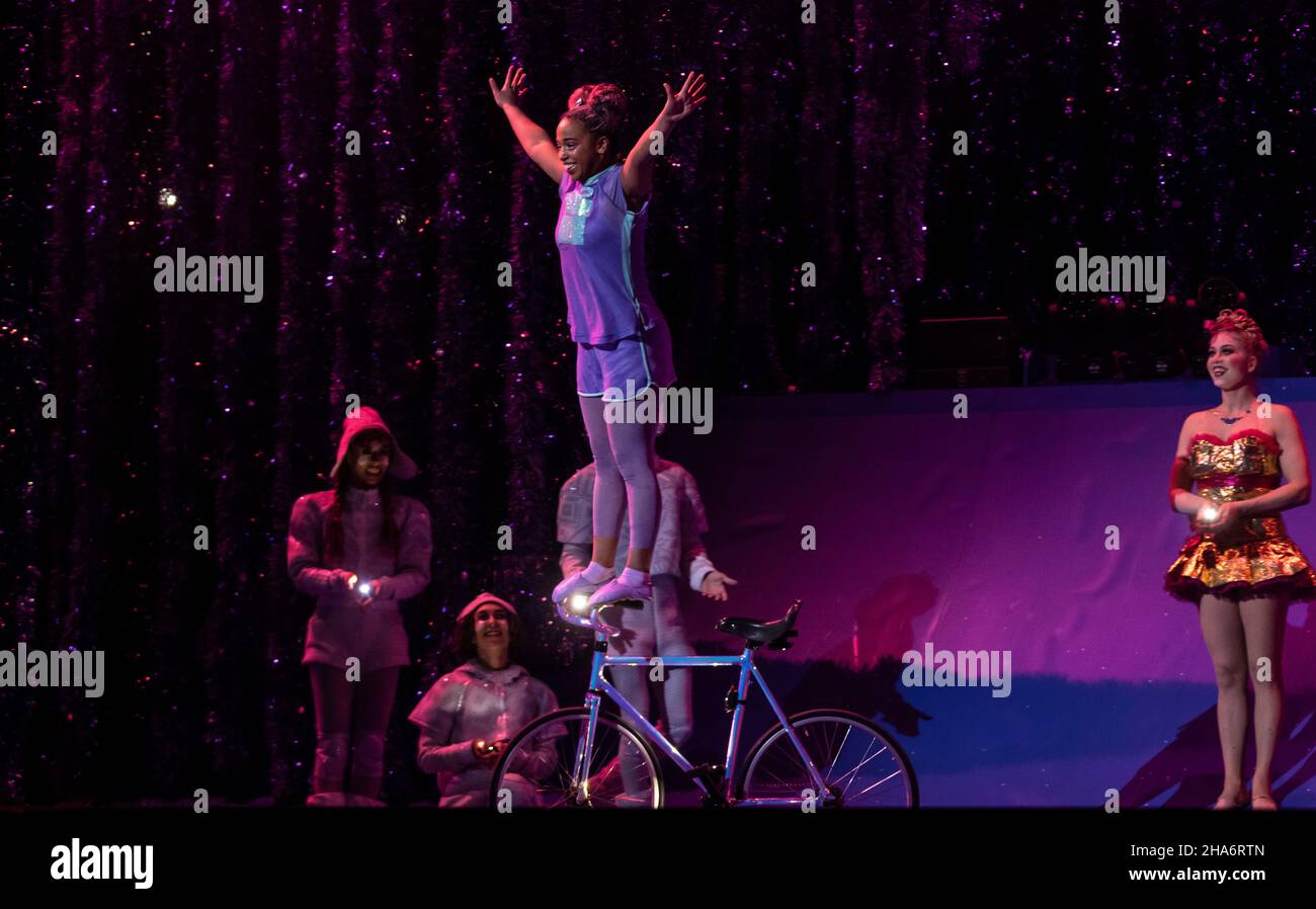 New York, NY - December 9, 2021: Alicia Beaudoin performs Acrobatic ...