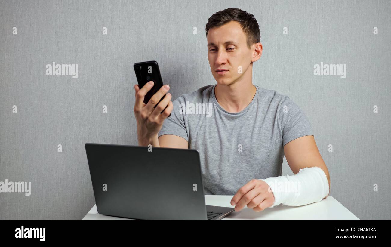 Man broken arm works talking hi-res stock photography and images - Alamy