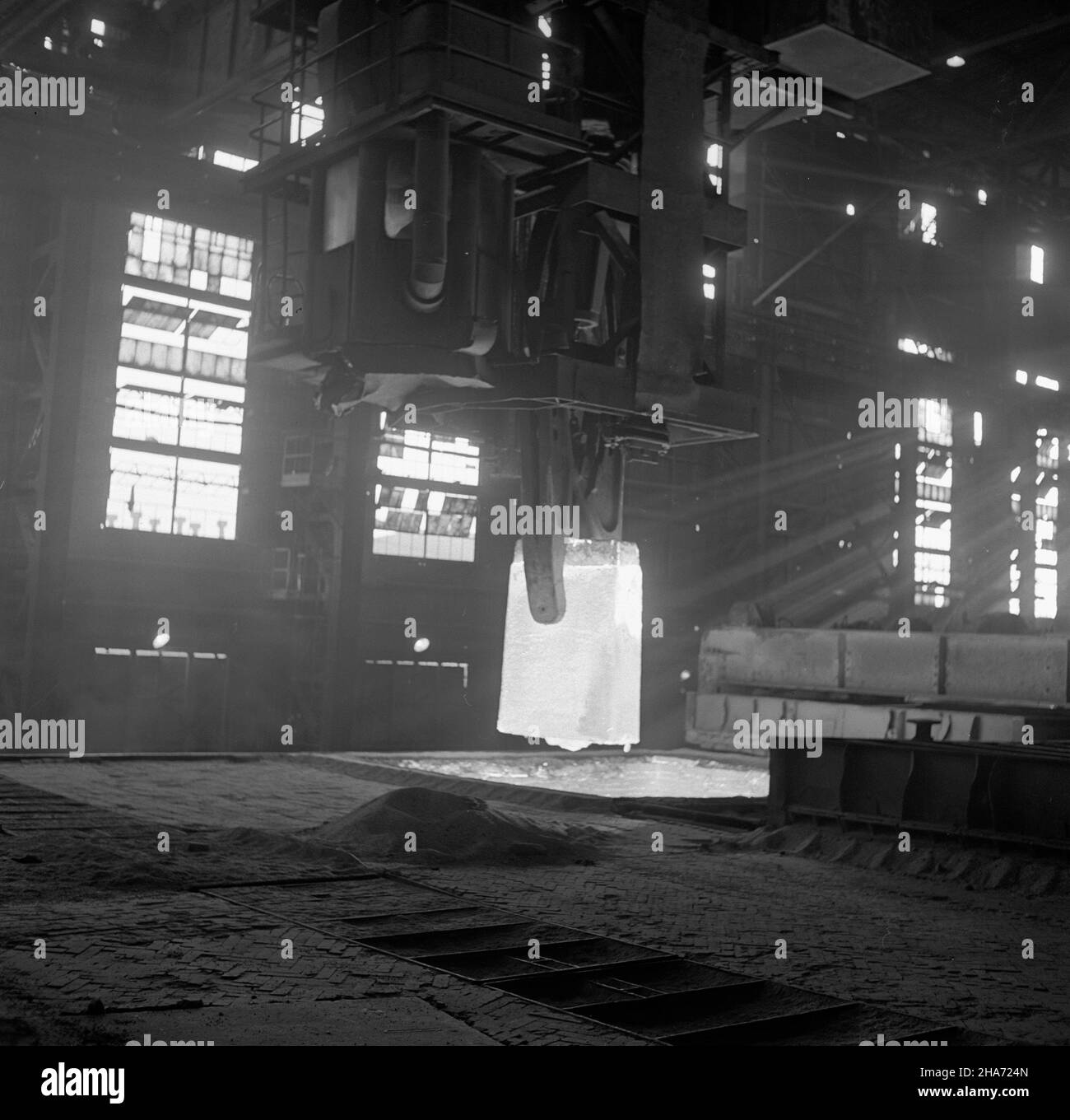 Kraków, 1969-11-27. Huta im. Lenina w Nowej Hucie. Nz. hala walcowni ...
