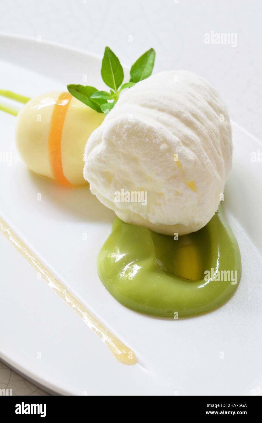 FRANCE. PARIS (75) 8TH DISTRICT. HOTEL MANDARIN ORIENTAL. THE YOUNG ...