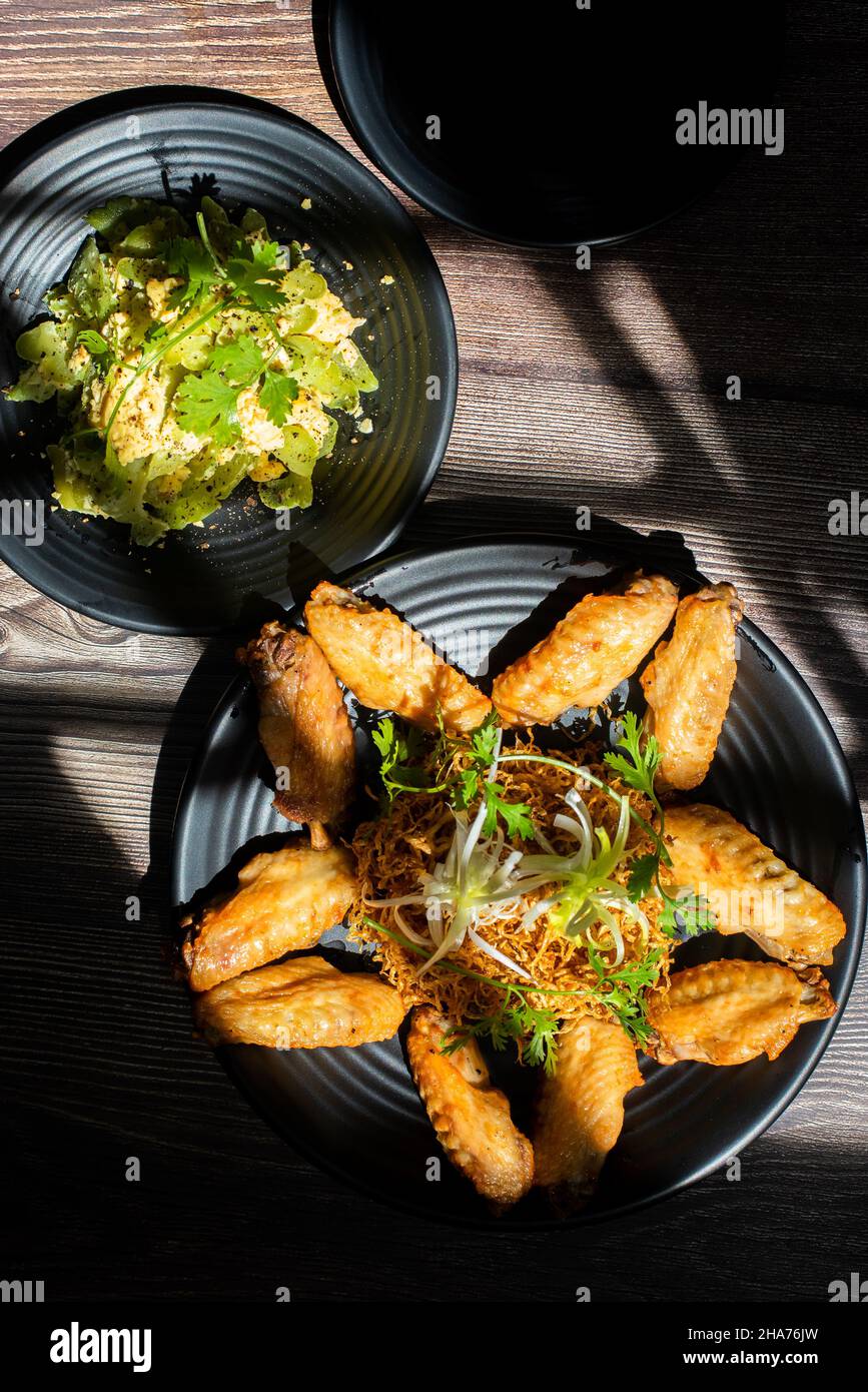 Fried chicken wings with fish sauce is a very special Vietnamese dish ...