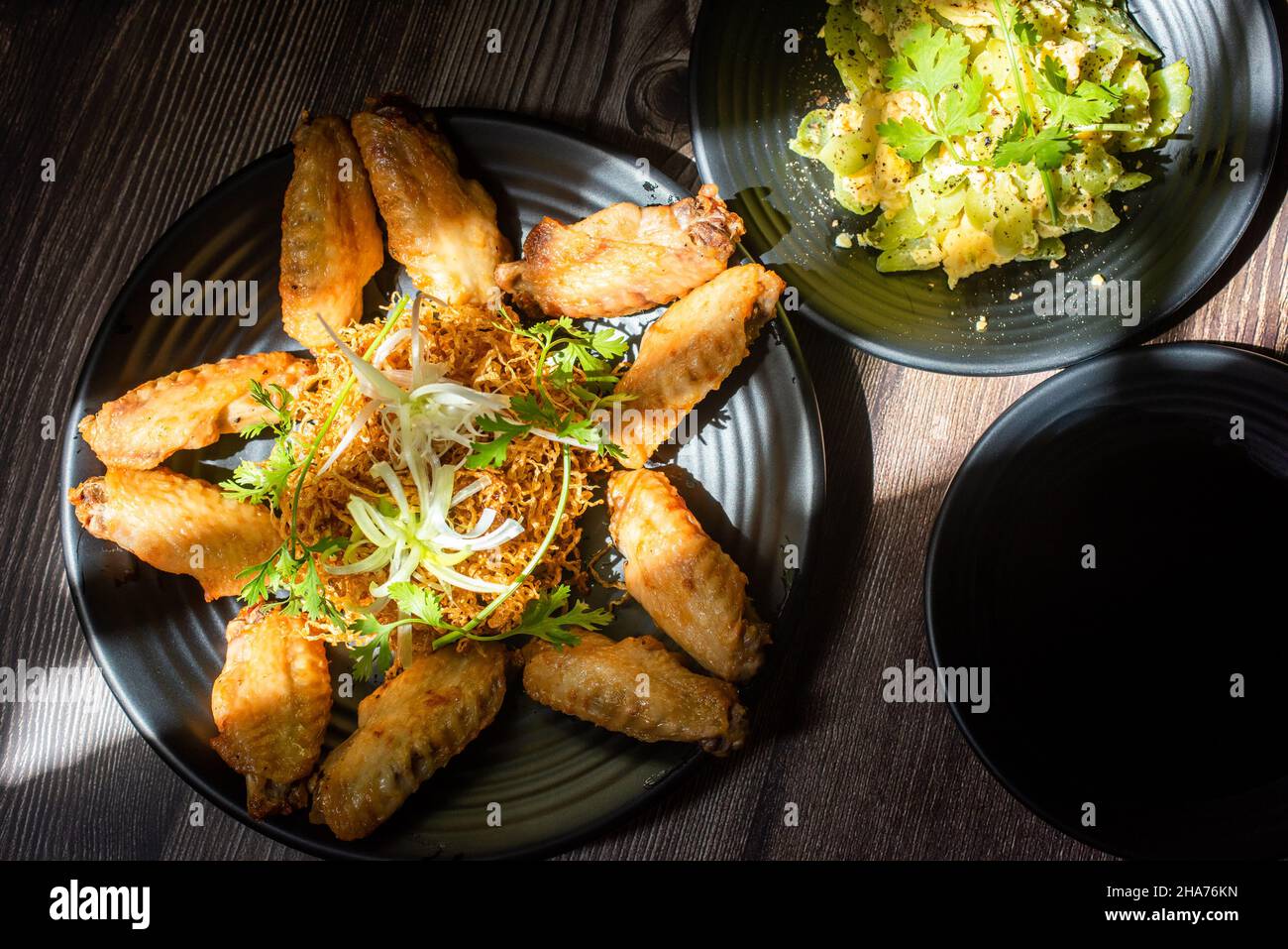 Fried chicken wings with fish sauce is a very special Vietnamese dish ...
