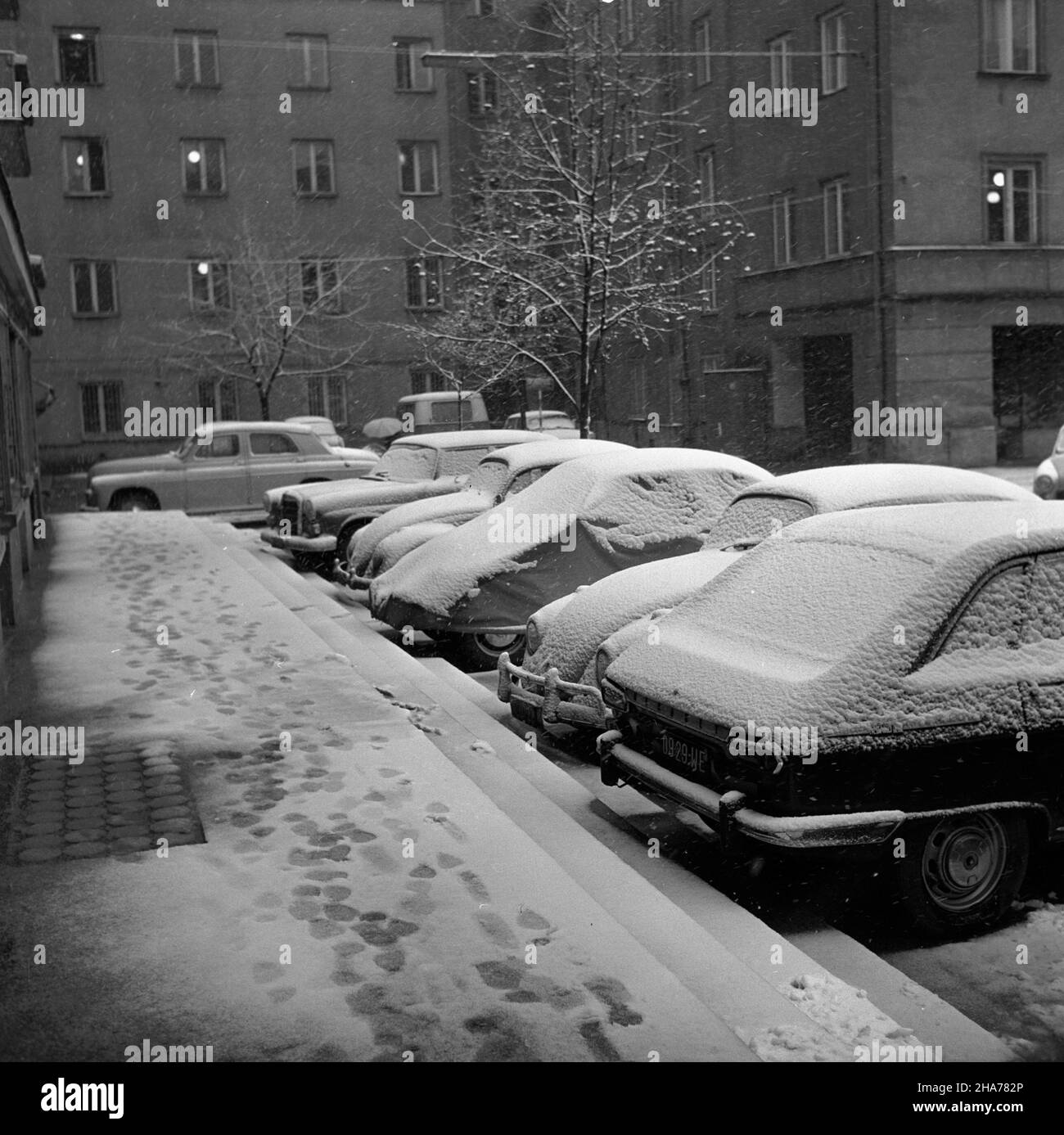 Warszawa, 1969-11-26. Pierwsze obfite opady œniegu wyst¹pi³y w stolicy ...
