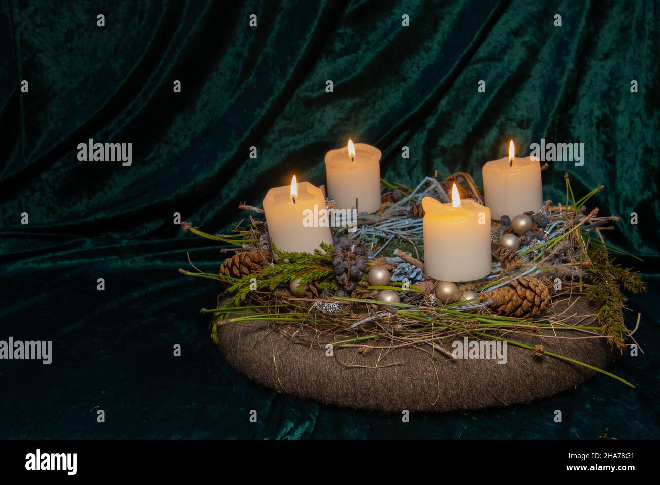 Four advent candles hi-res stock photography and images - Alamy