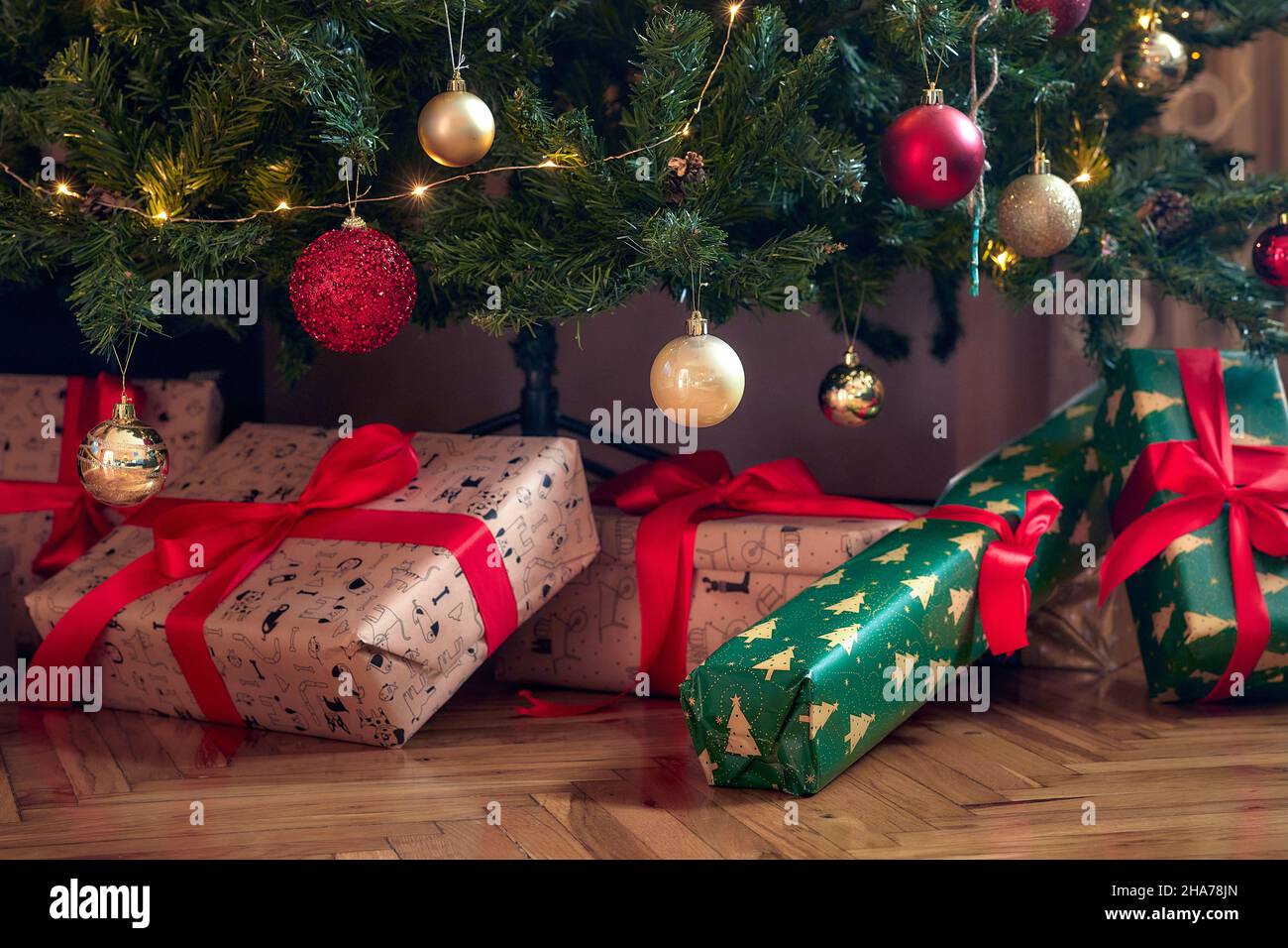 Presents under the tree hi-res stock photography and images - Alamy