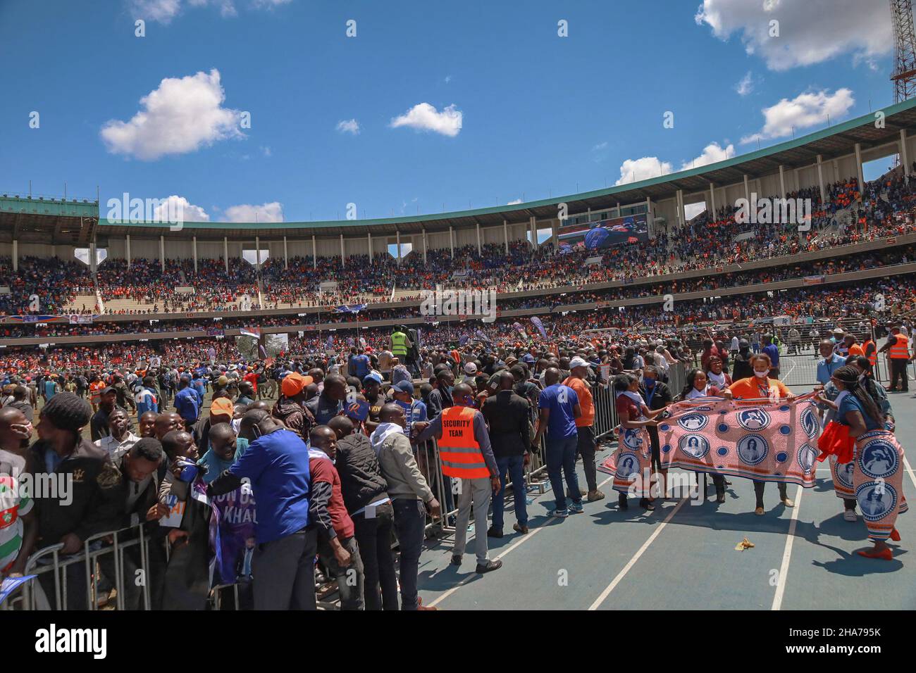 Kenyans attend Azimio la Umoja convention in large numbers at Kasarani ...