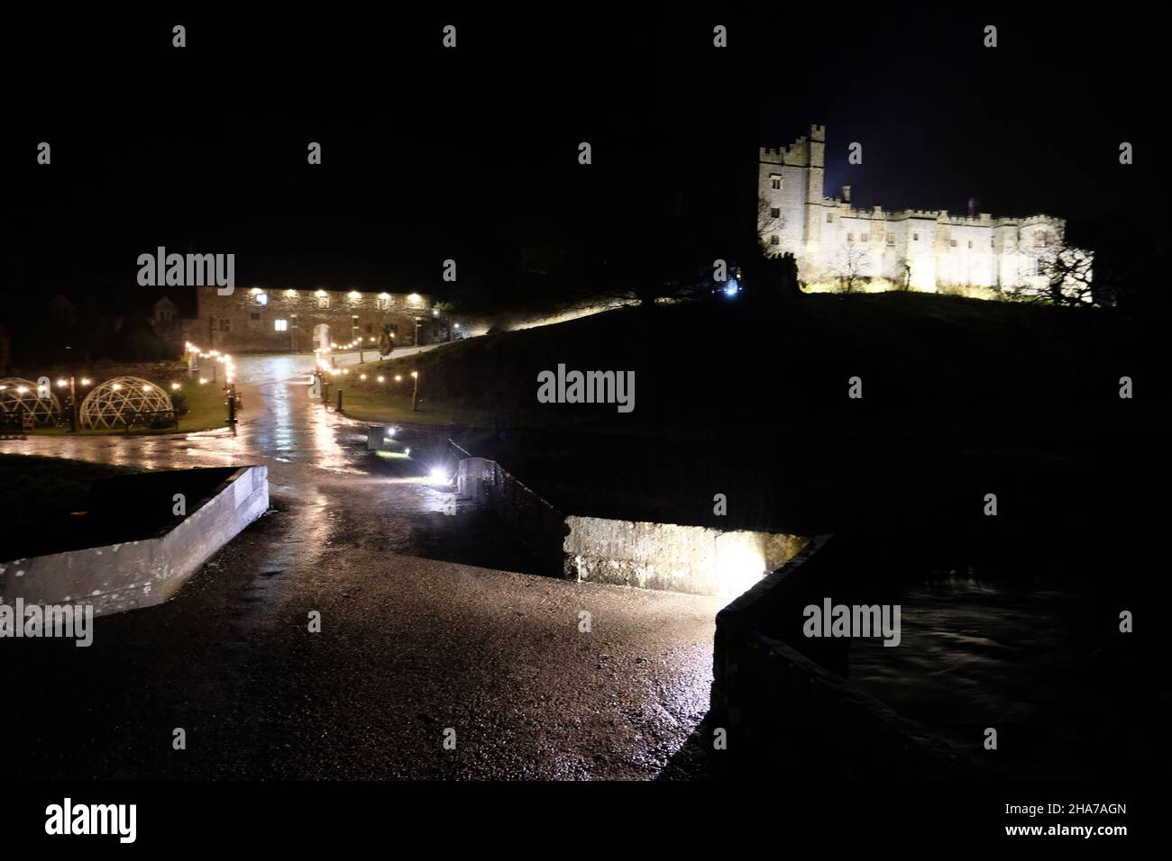 English manor house in winter night hi-res stock photography and images ...