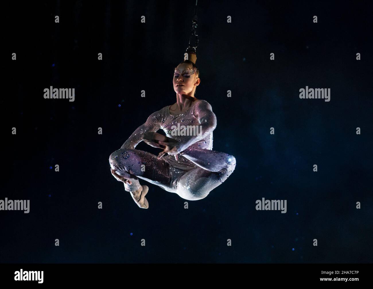Cirque soleil hair suspension hi-res stock photography and images - Alamy
