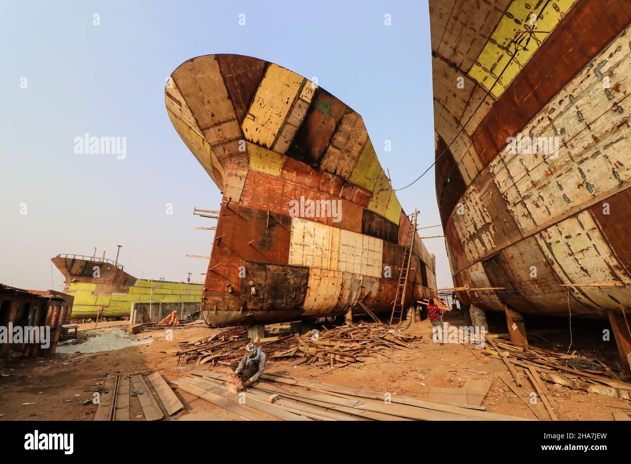 Dhaka, Bangladesh : Ship building and busy dockyard next to the ...