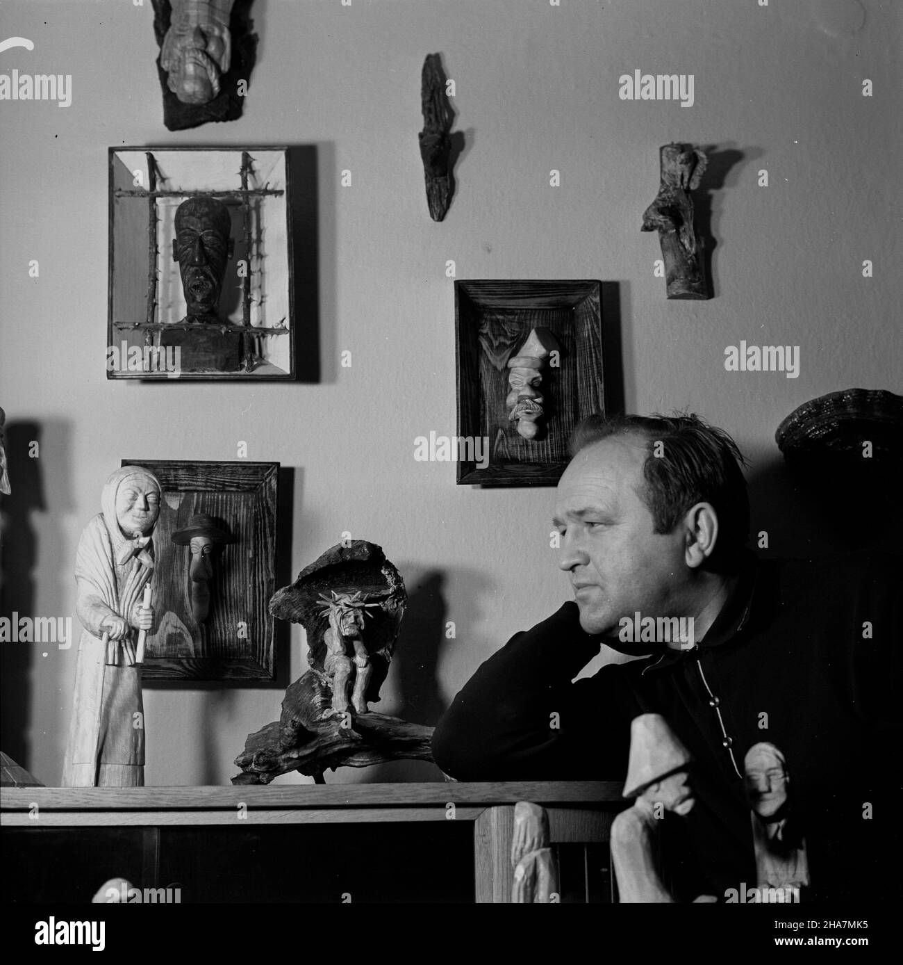 Miastko, 1969-11-21. Prezentacja prac rzeŸbiarza amatora Stanis³awa ...