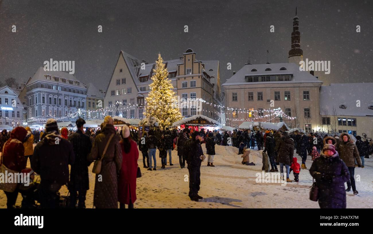 Tallinn Christmas market in old town central square (Raekojaplats ...