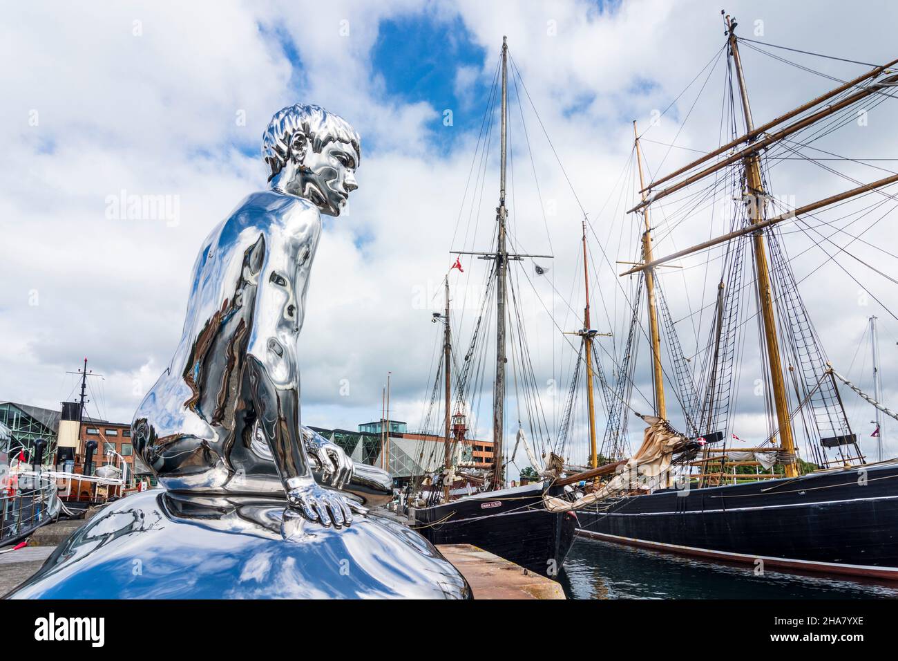 Helsingoer: polished steel sculpture Han (He), Kulturhavn Kronborg ...