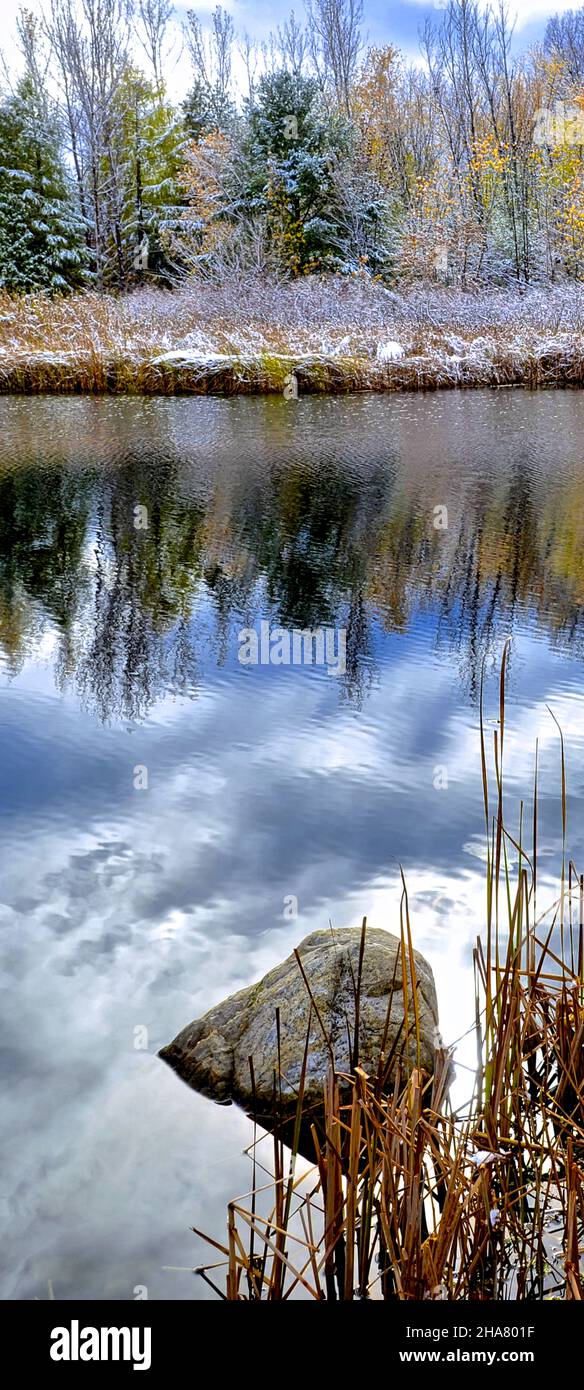 Freshly fallen snow on the lake of the public park in winter Stock ...