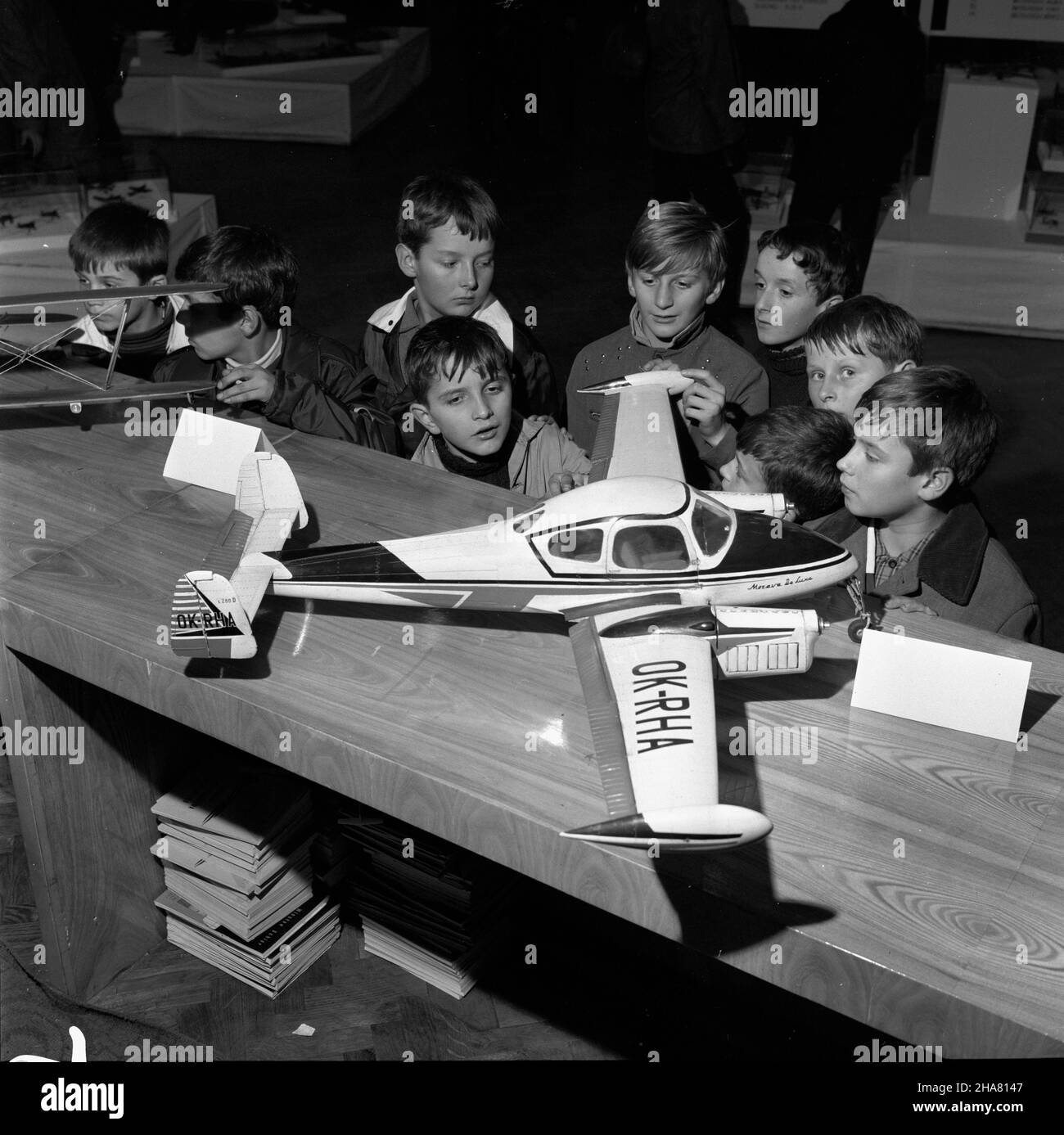 Opole, 1969-11-19. I Ogólnopolska wystawa makiet lotniczych. Nz. model ...