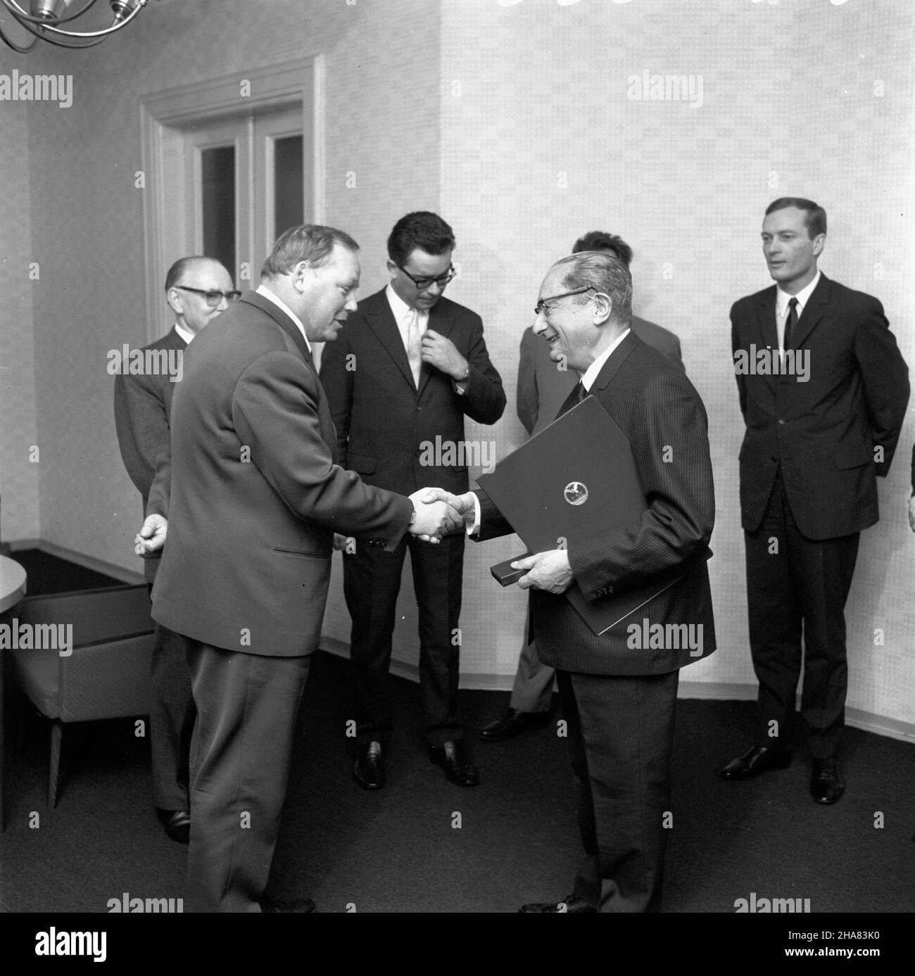 Warszawa, 1969-11-19. Wrêczenie prof. Kazimierzowi Kuratowskiemu ...