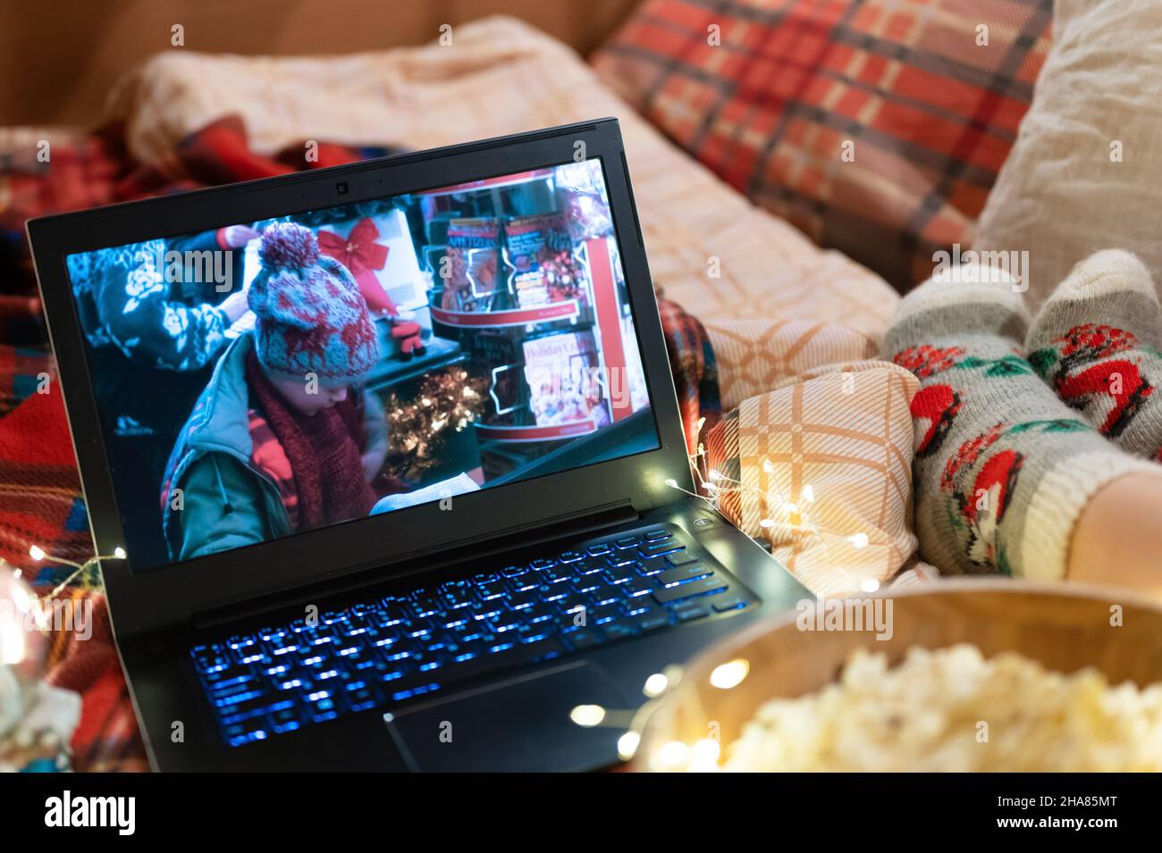 Moscow 11.29.2021. watching the movie "home alone" on a laptop at home ...