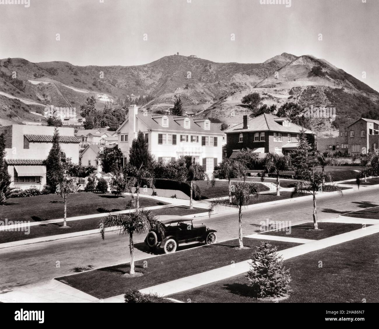 Los angeles hollywood street cars hi-res stock photography and images ...