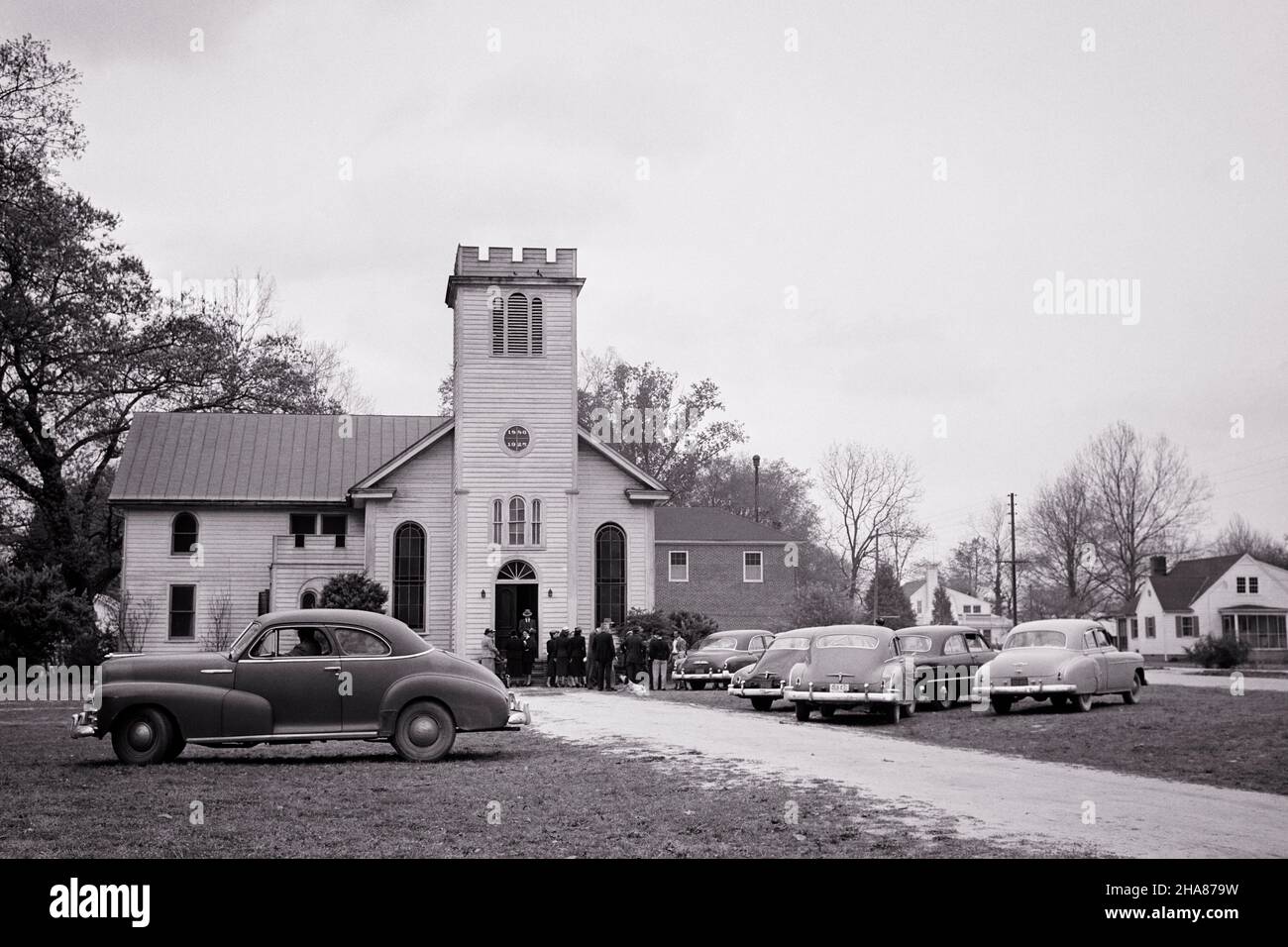 1950s SUNDAY WORSHIPERS MEN AND WOMEN ASSEMBLED AND CARS PARKED OUTSIDE ...