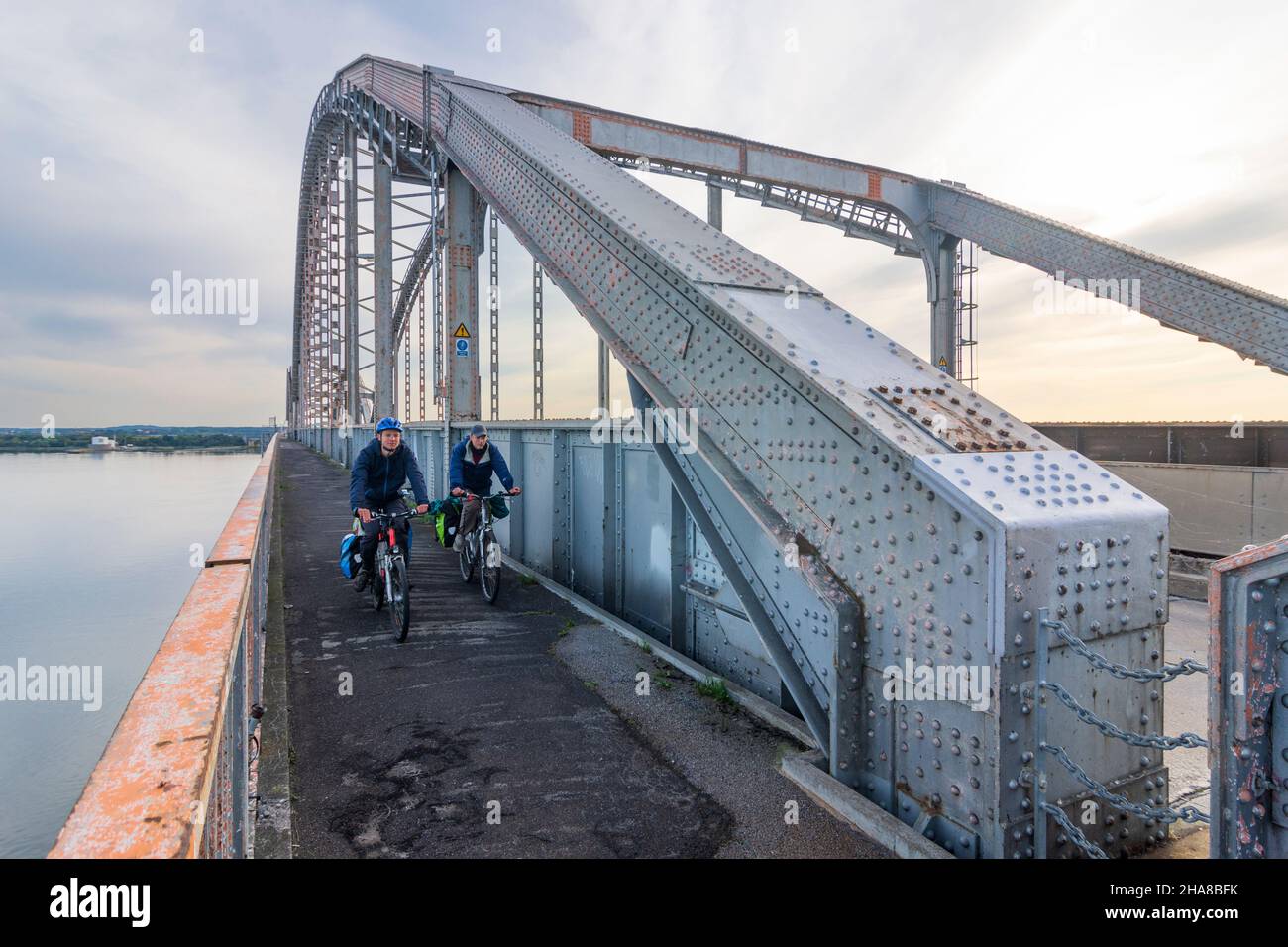 Vordingborg: old Storstroem bridge, strait Storstroemmen, cyclists, in ...