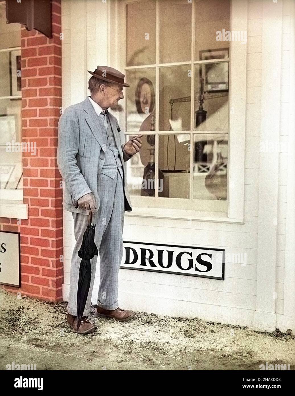 Vintage drug store windows hi-res stock photography and images - Alamy