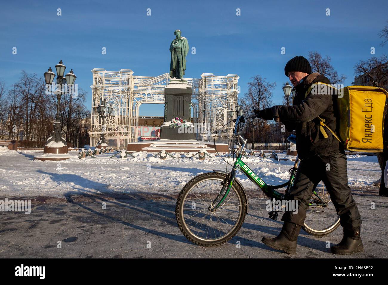 Moscow, Russia. 11th December, 2021 Courier of food delivery service ...