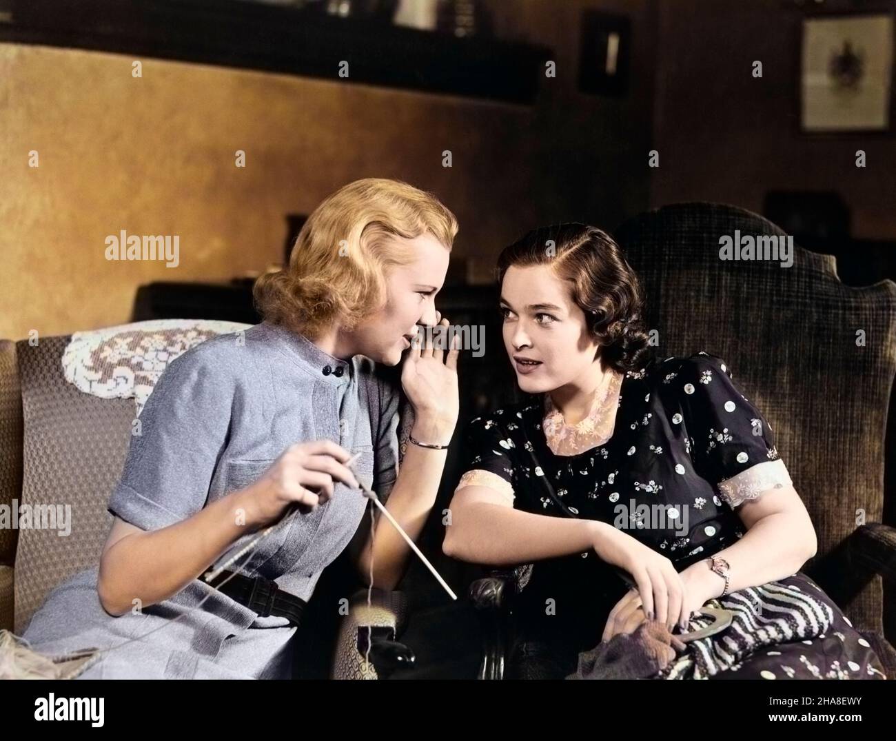 Women sitting talking knitting hi-res stock photography and images - Alamy