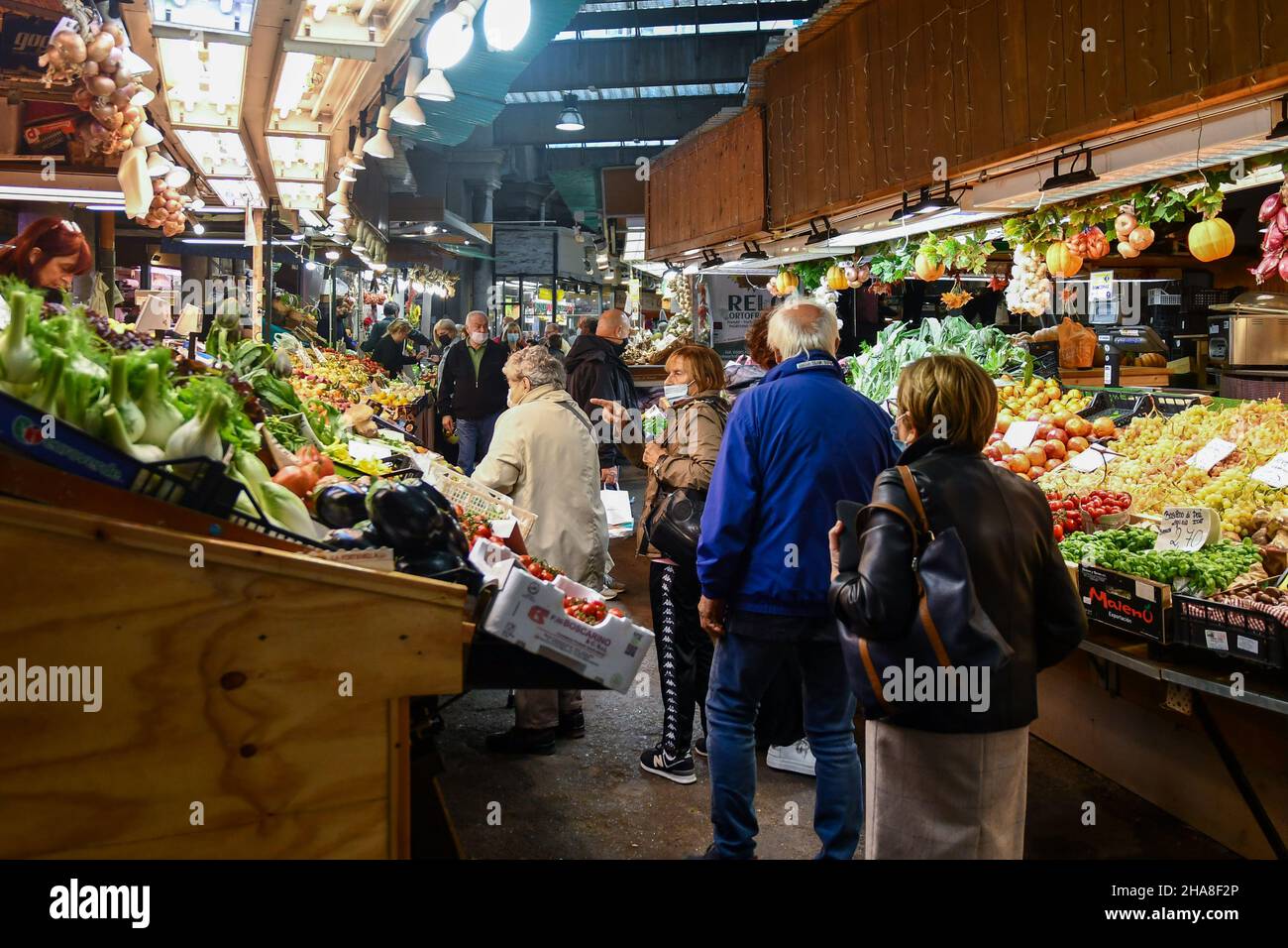Genoa market hi-res stock photography and images - Alamy