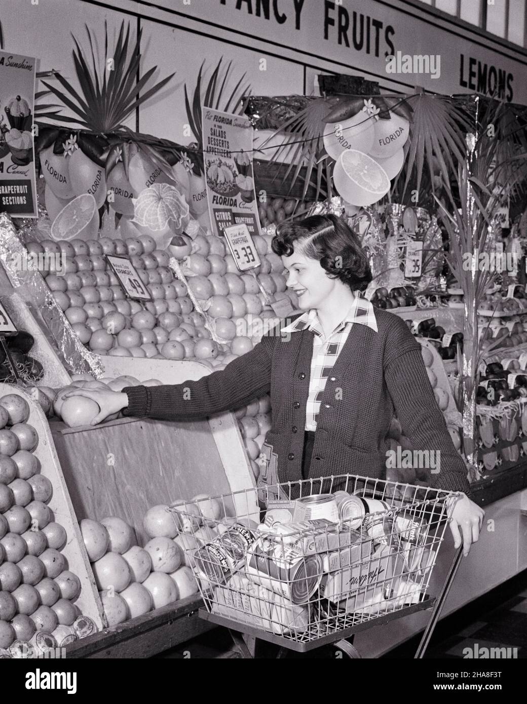 Grocery shopping 1950s hi-res stock photography and images - Alamy