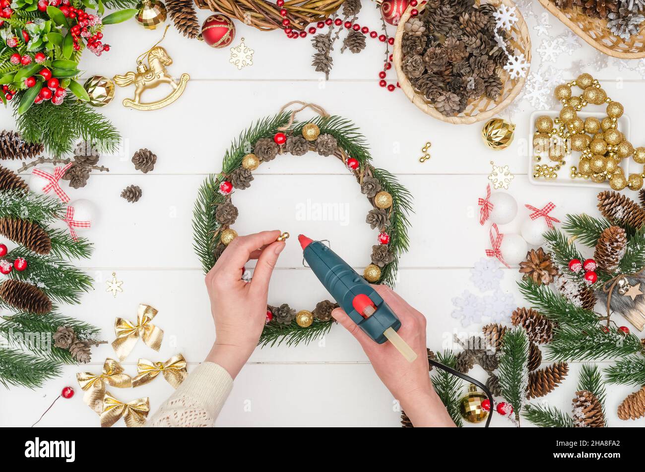 Making a small Christmas wreath step by step, step 8 - glue the gold ...