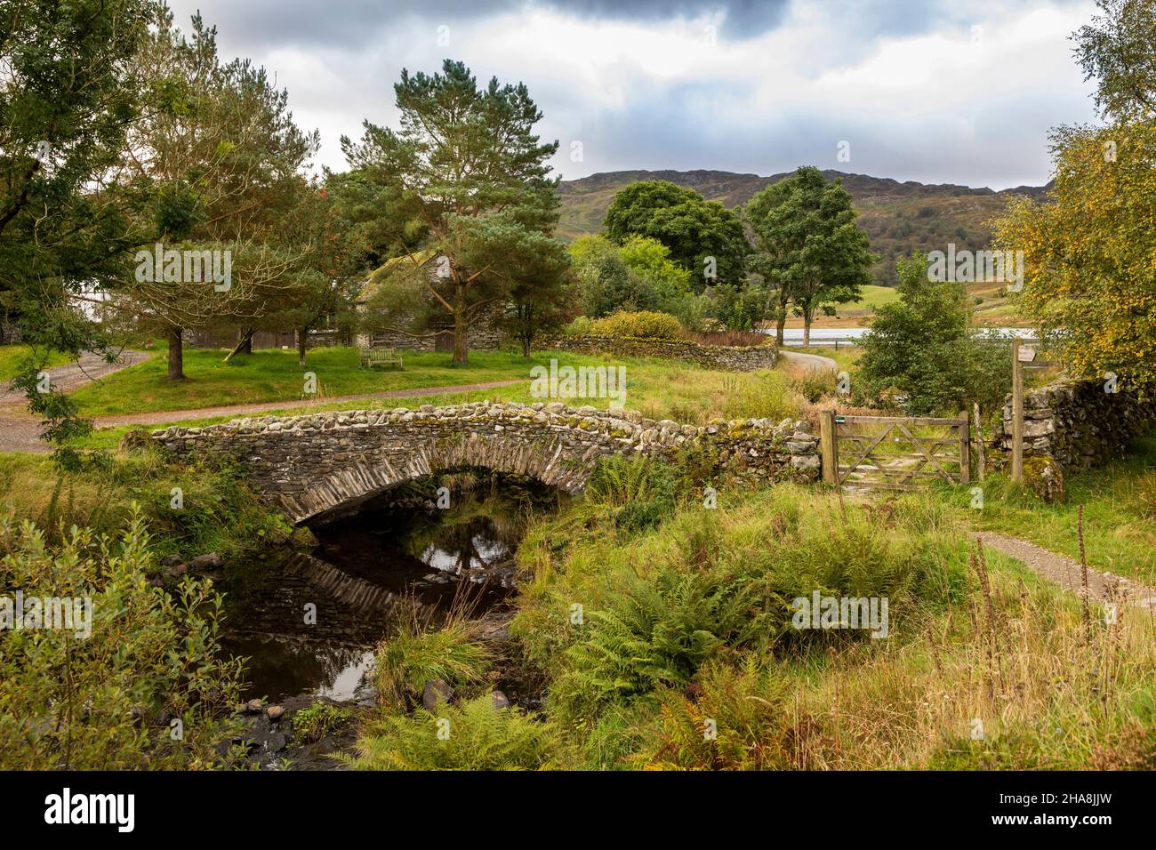 UK, Cumbria, Allerdale, Watendlath, packhorse bridge crossing ...