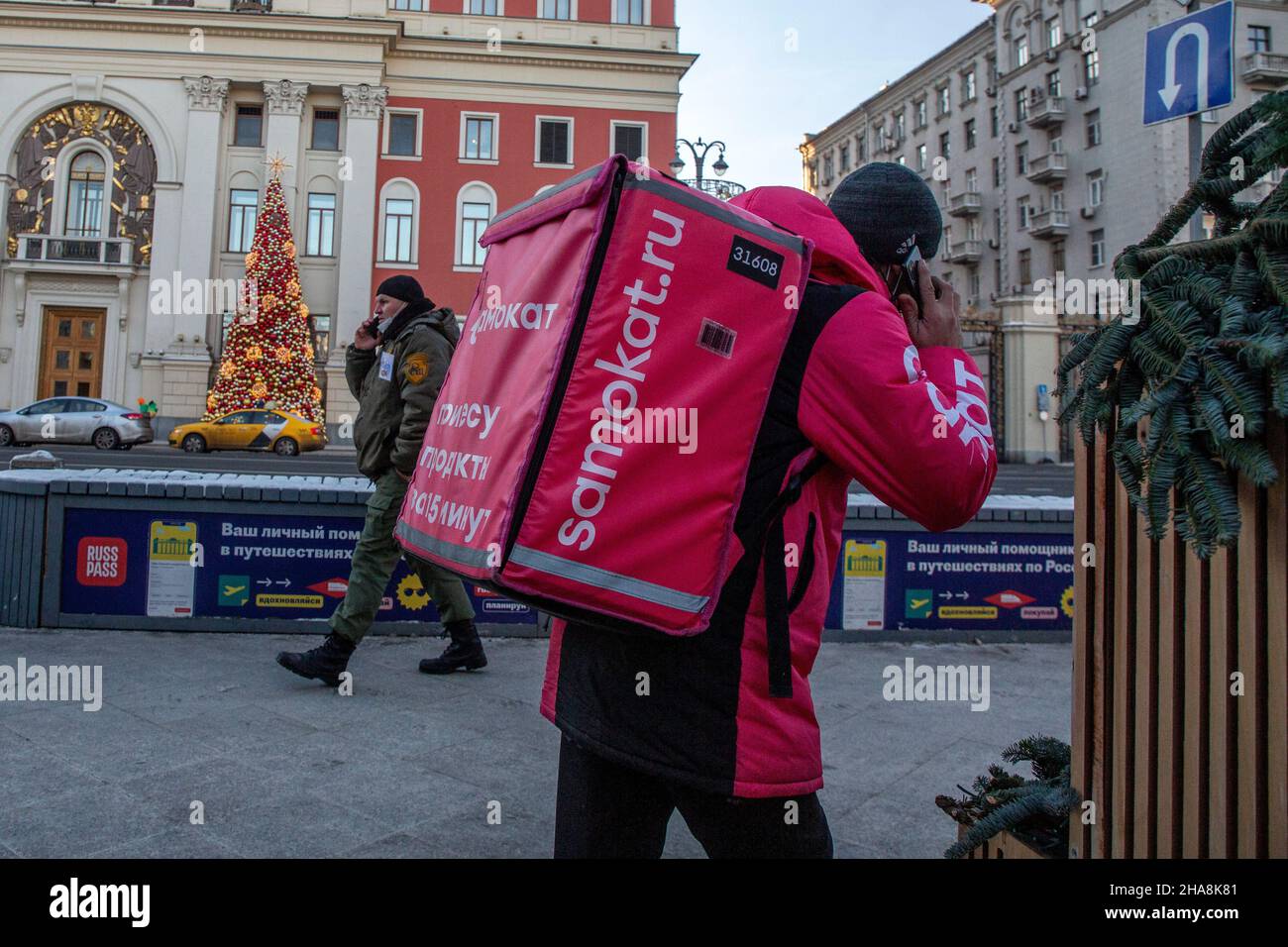 Food delivery services hi-res stock photography and images - Alamy