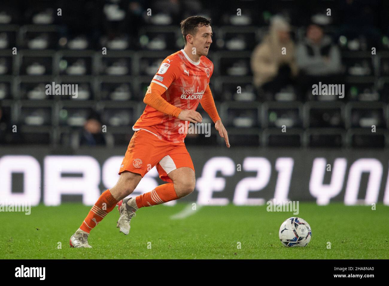 Ryan Wintle #8 of Blackpool makes a break with the ball Stock Photo - Alamy