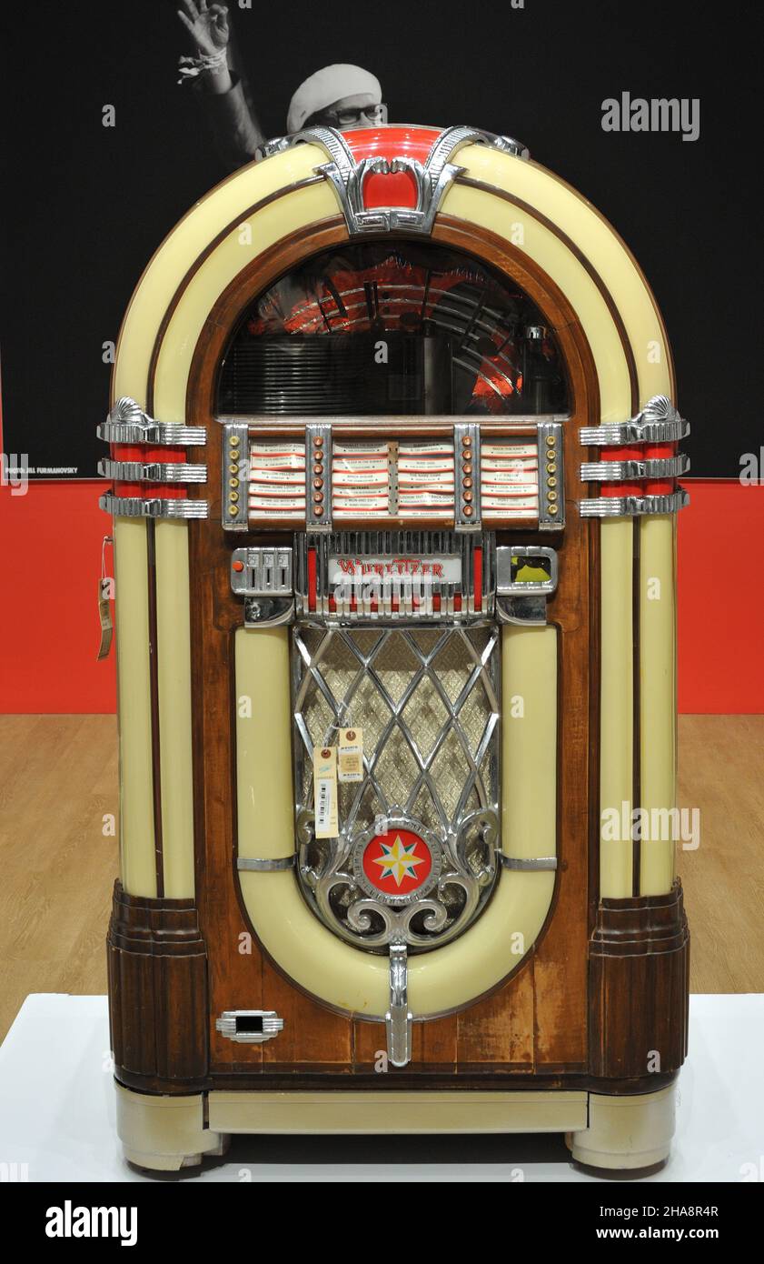 New York, USA. 11th Dec, 2021. Circa 1946 Wurlitzer Model 1015 "The ...