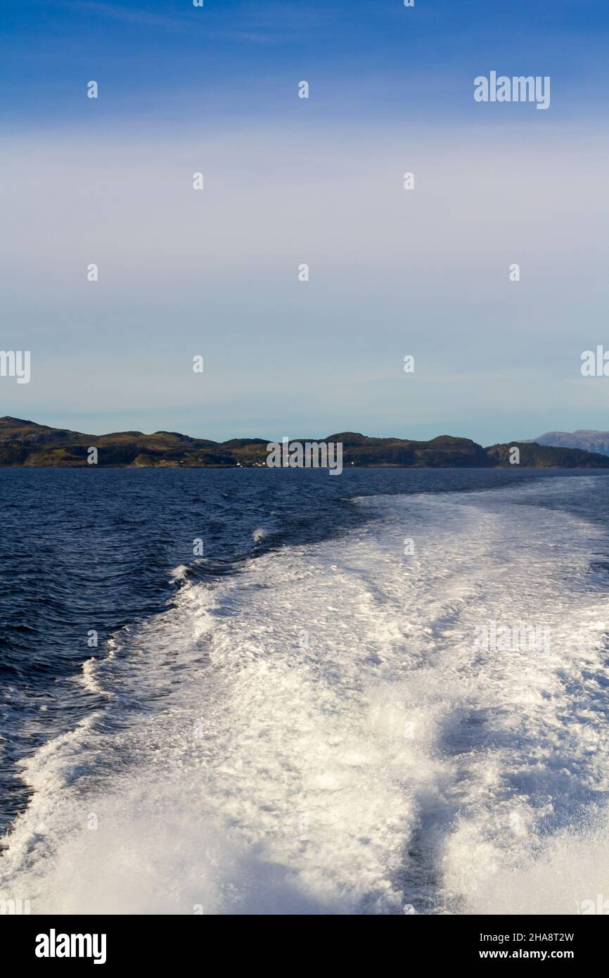 Trail on water of fast moving boat Stock Photo - Alamy
