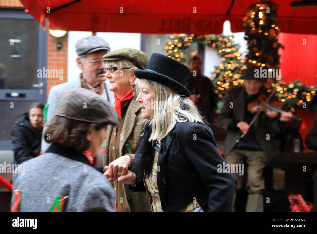 London, UK, December 11th 2021. Fowlers Molly Dancers tour pubs in ...