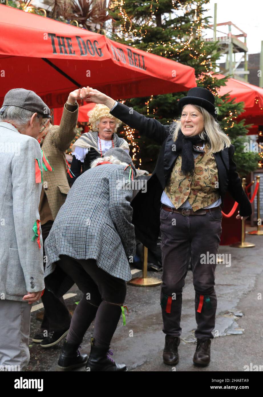 London, UK, December 11th 2021. Fowlers Molly Dancers tour pubs in ...